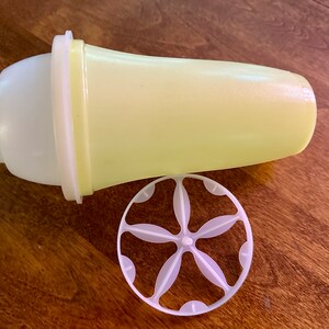 Vintage TUPPERWARE 16 Ounce Quick Shake Blender Bottle With Wheel - Etsy