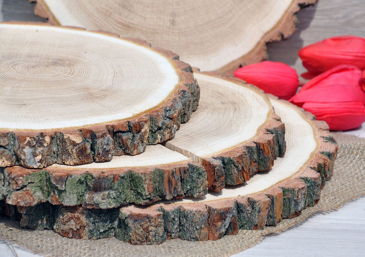 Tranche ronde en bois de chêne comme support à gâteau pour centre de ...