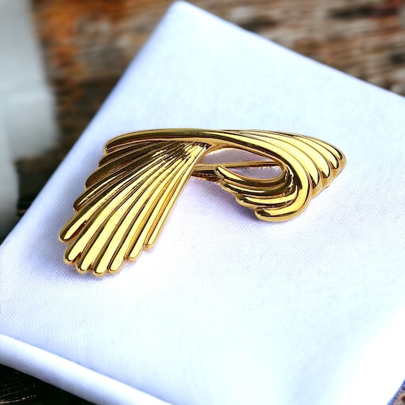 MONET signed Bright Gold Plated Avant Garde Brooch - Gem