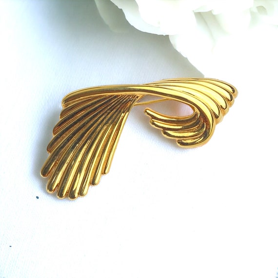 MONET signed Bright Gold Plated Avant Garde Brooch - Gem