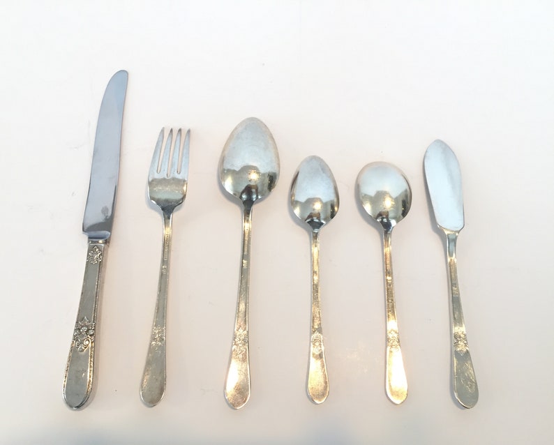 1847 ROGERS BROS 26 PIECE Adoration Flatware Set - Etsy