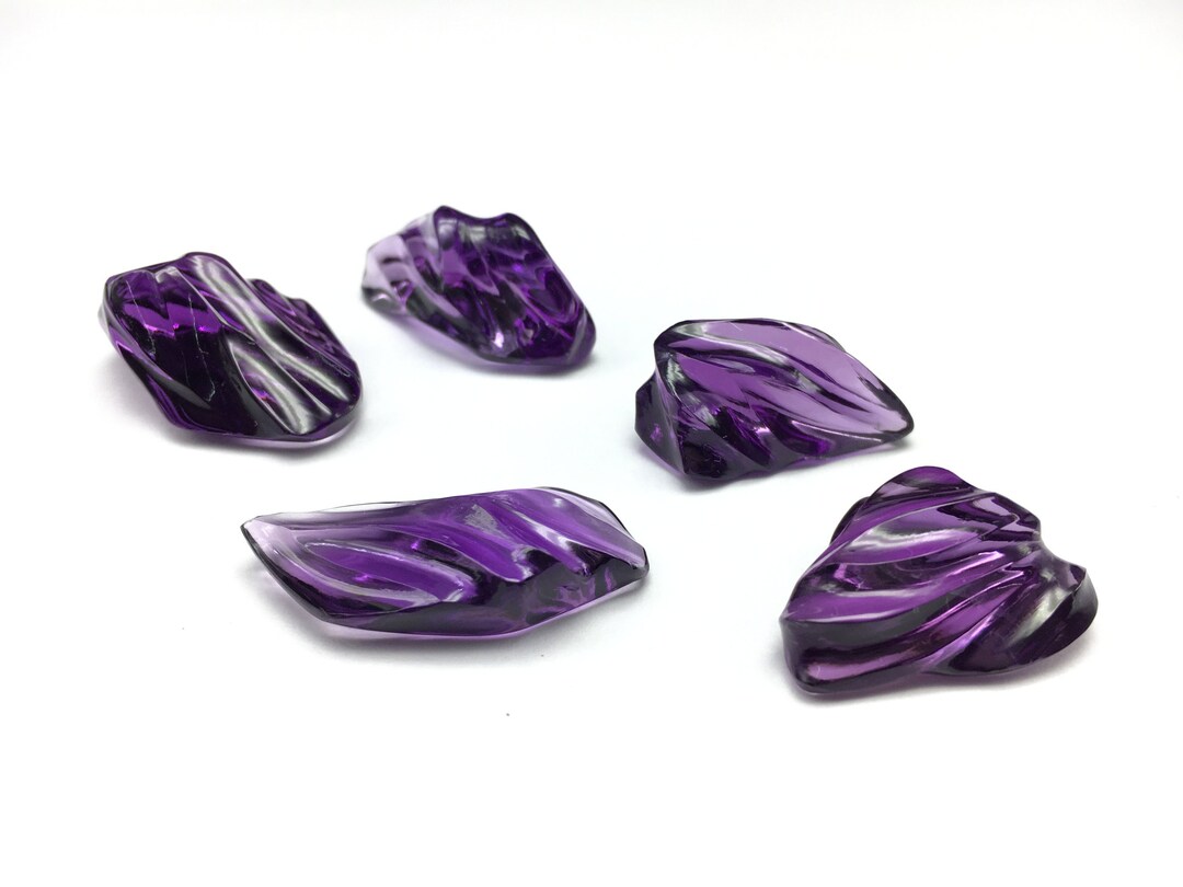 Handgeschnitzte Amethyst Edelsteine: Dunkelviolette getrommelte Form ...