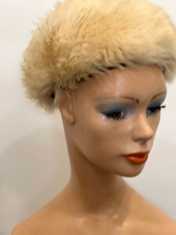 Vintage shearling hat in cream/blonde! Beautiful colo… - Gem
