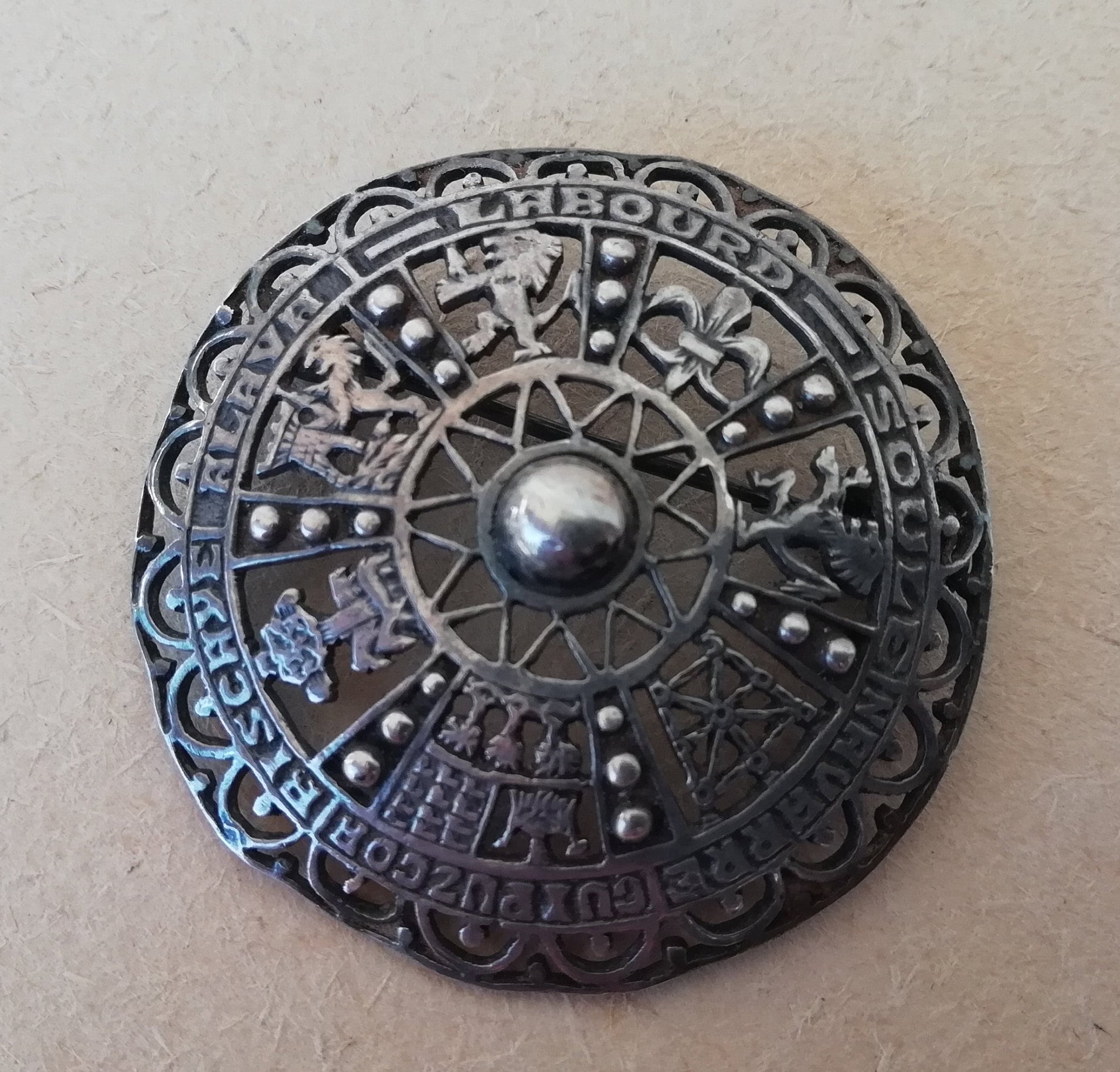 ancienne broche écusson du Pays Basque, bijoux Oritza- métal argenté, 6 ...