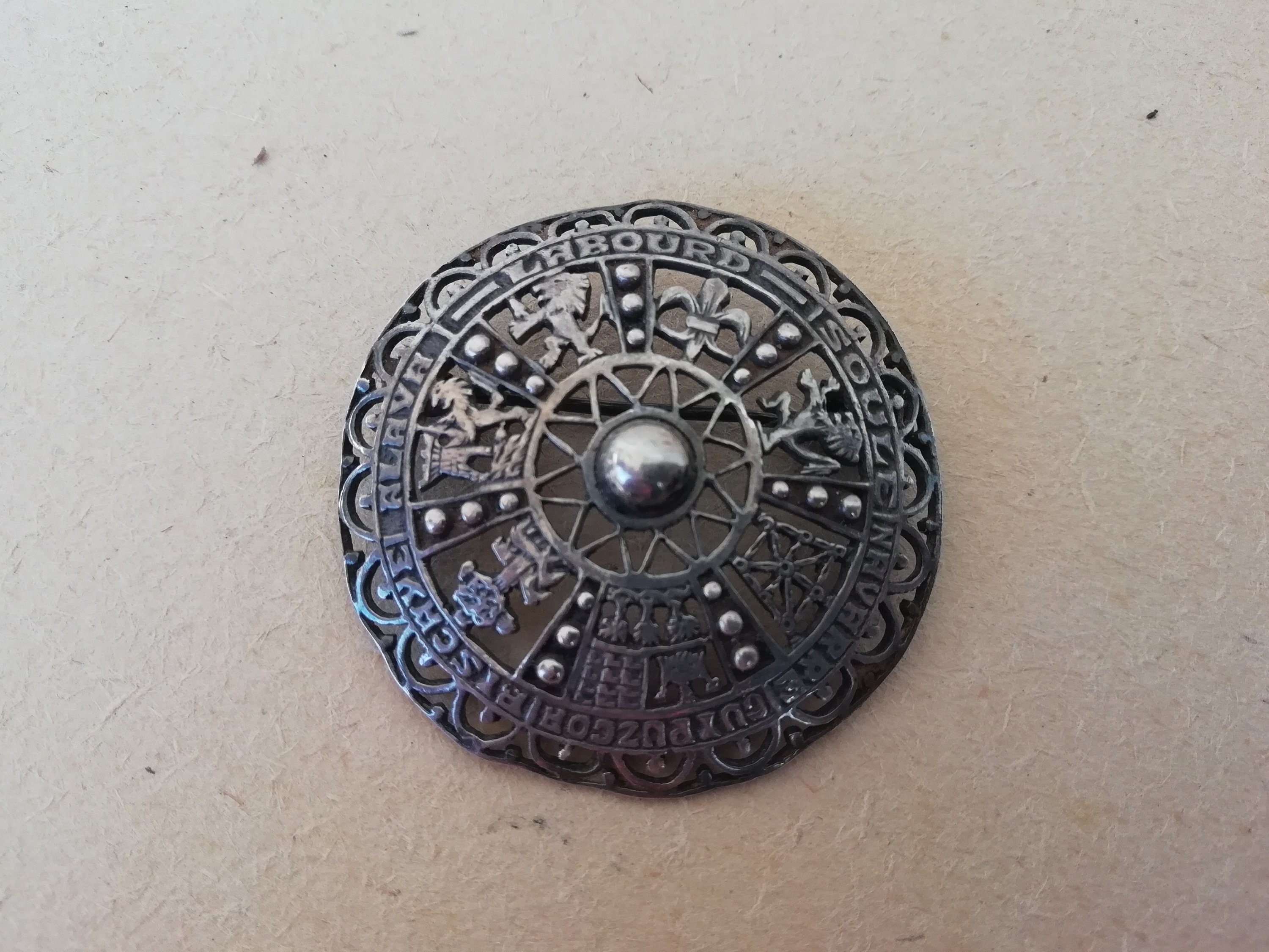 ancienne broche écusson du Pays Basque, bijoux Oritza- métal argenté, 6 ...