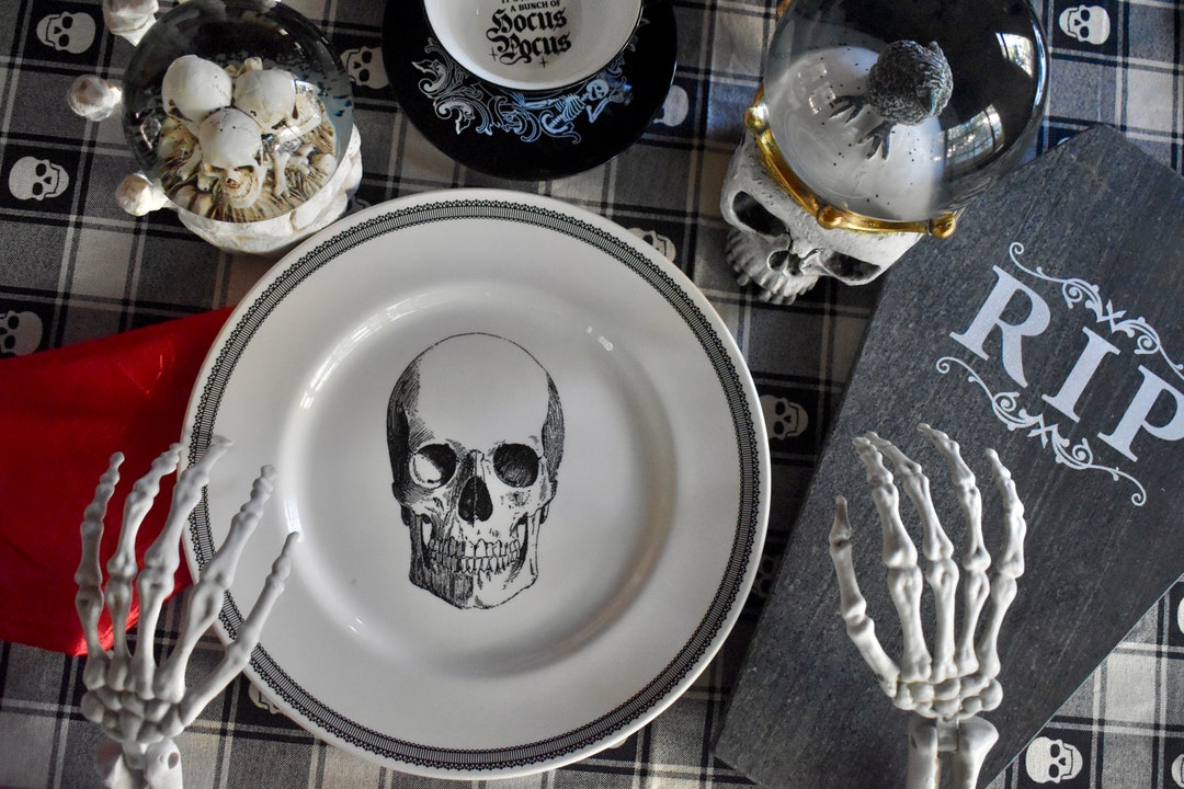 Skull Plate Skeleton Skull With Border. Imported From England. Holiday ...