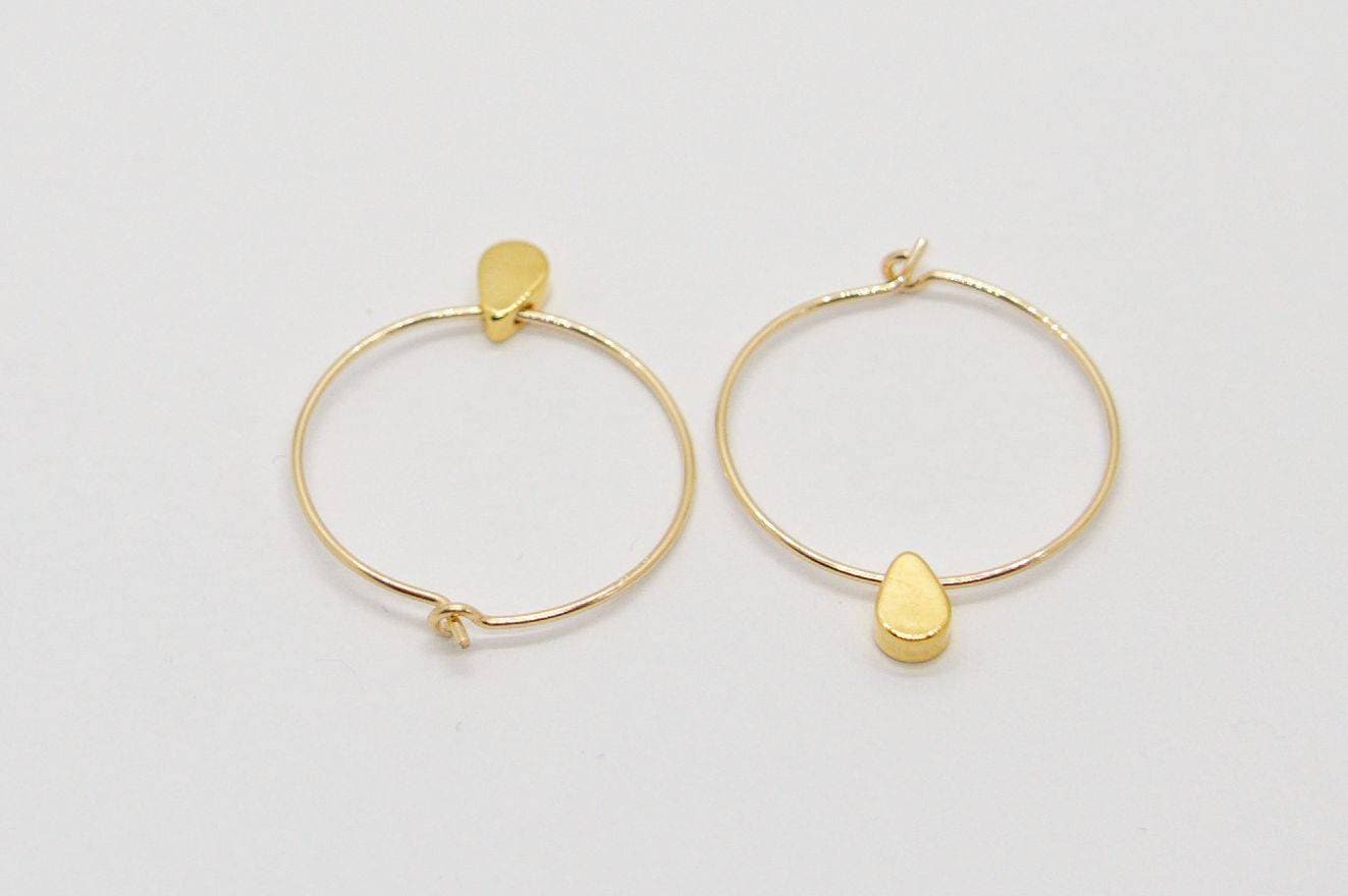 Feine goldene Creolen mit kleinem Tropfen förmigen Anhänger / 14K gold filled / goldene Ohrringe ...