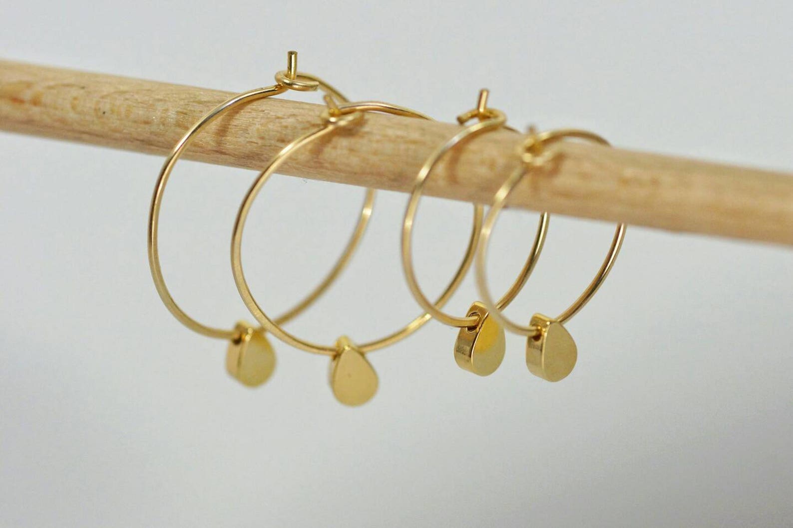 Feine goldene Creolen mit kleinem Tropfen förmigen Anhänger / 14K gold filled / goldene Ohrringe ...