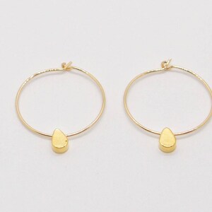 Feine goldene Creolen mit kleinem Tropfen förmigen Anhänger / 14K gold filled / goldene Ohrringe ...