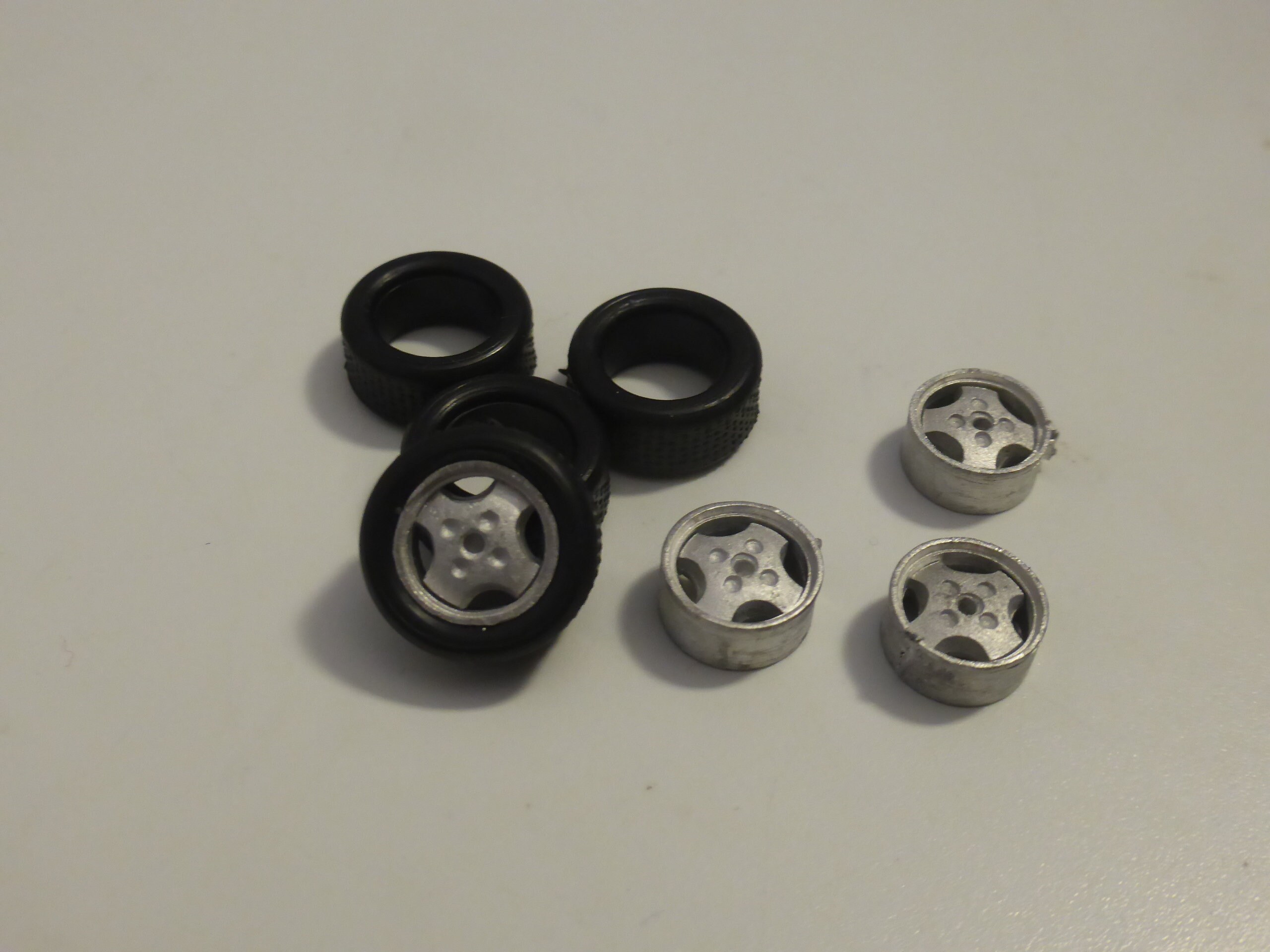 1:43 white metal 4-spokes wheels for sporting saloon cars (Fiat ...