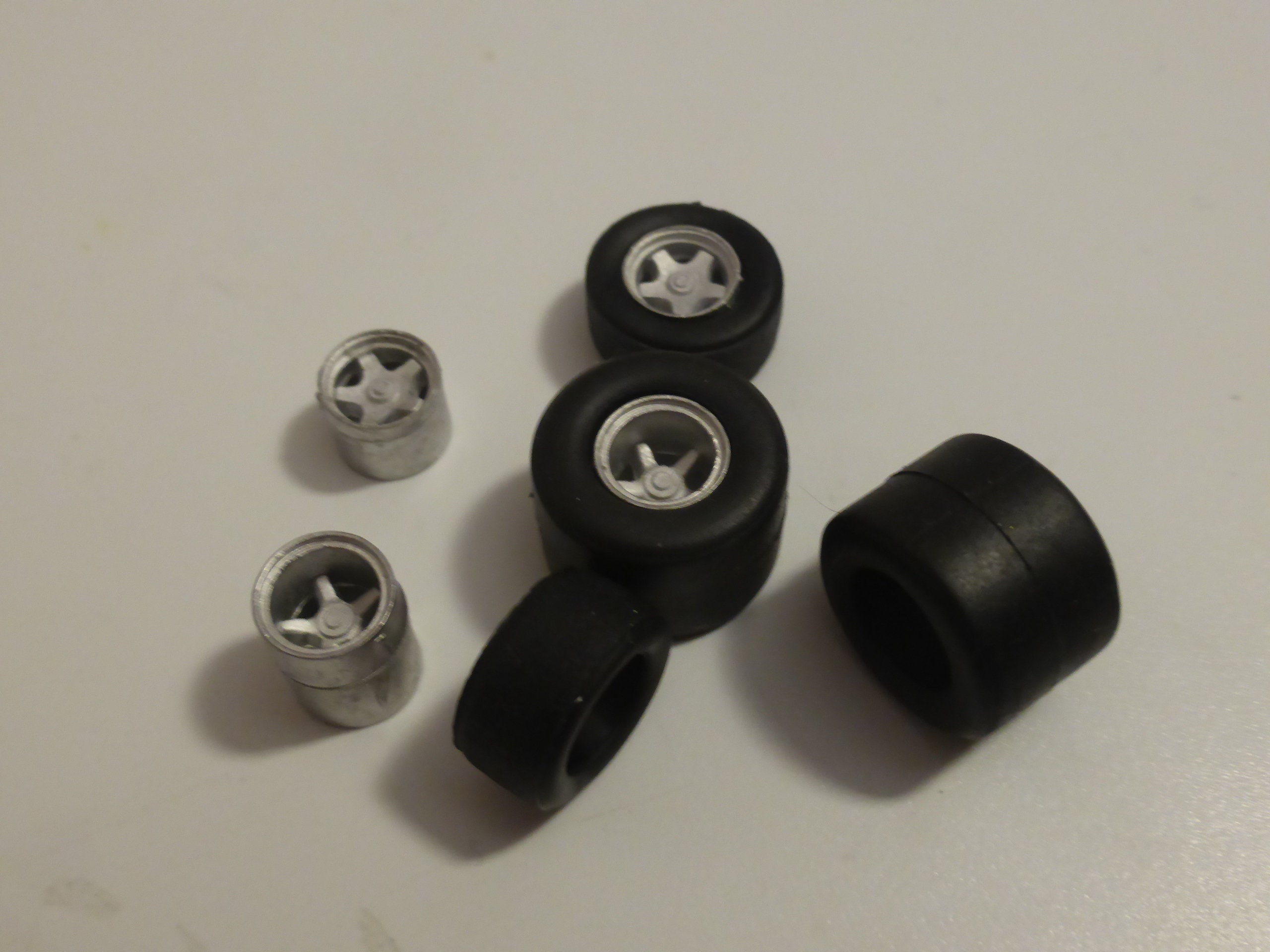 1:43 white metal wheels set (5 spokes) for F.1 cars of the 70/80s Tron A18