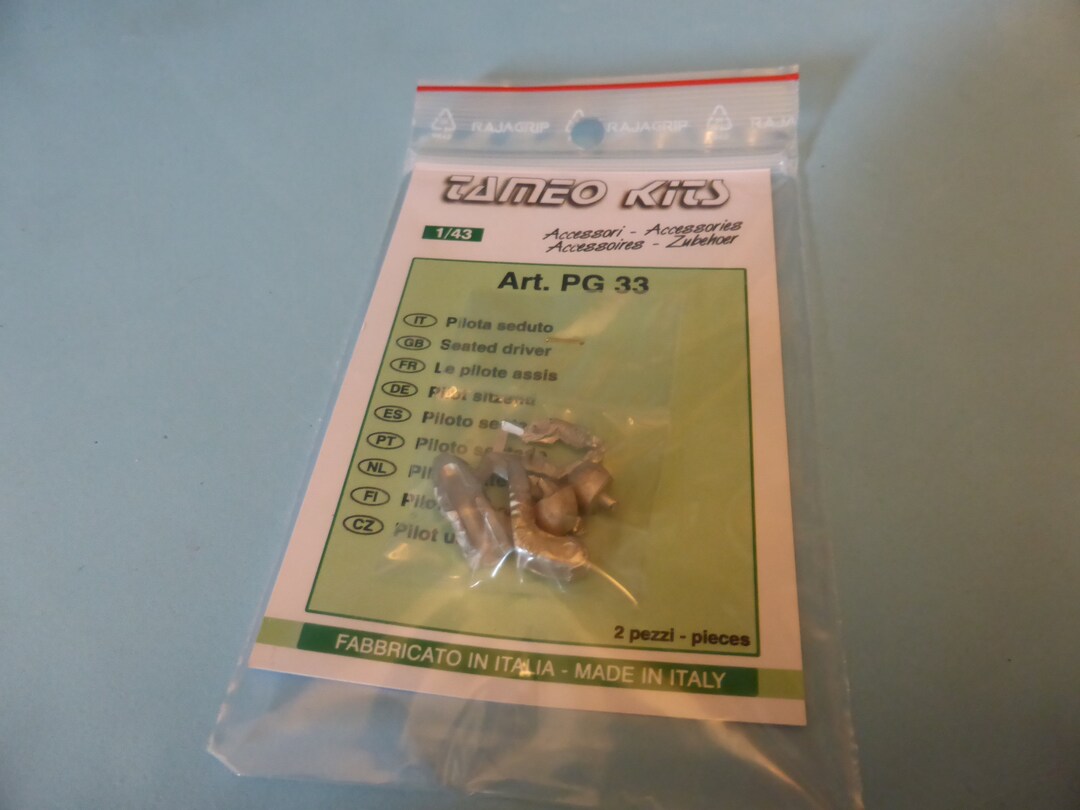 White metal sitting modern driver (2 drivers pack) Tameo PG33 1:43 ...