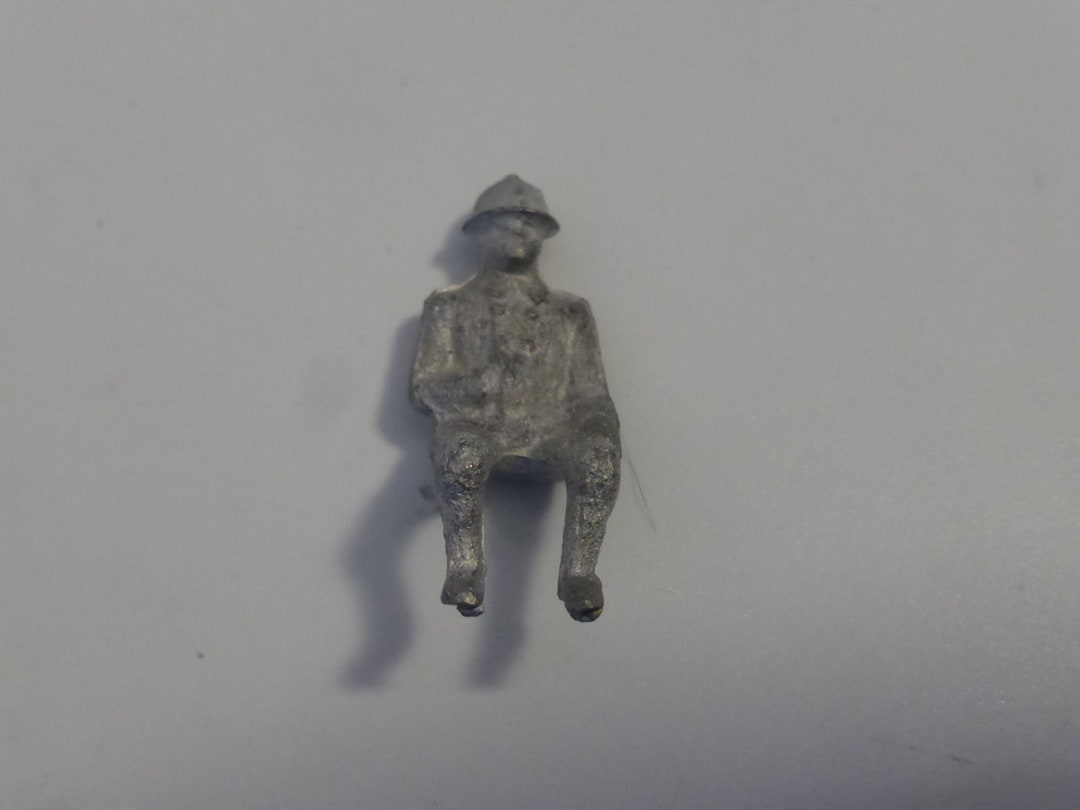 White Metal 1:43 Scale Vintage Style Sitting Fireman Figure (to Paint ...