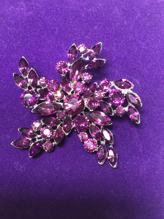 Beautiful purple vintage pin. - Gem