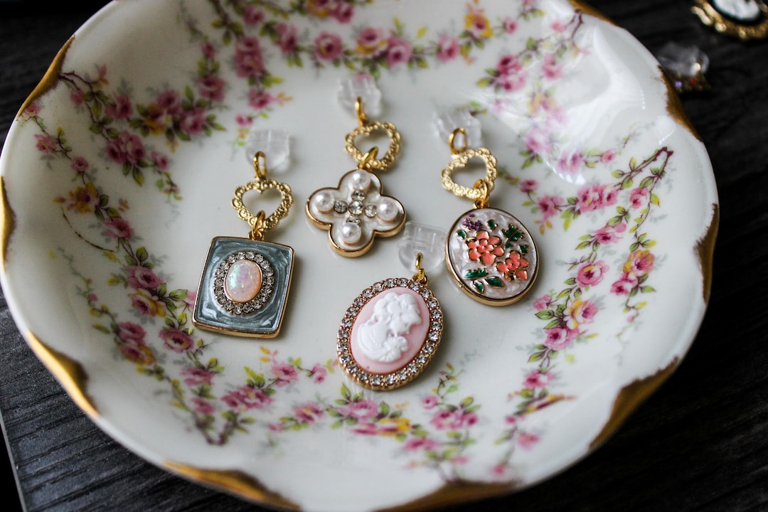 Regency Romance Kindle Charm, E-reader Charm, USB-C Dust Plug Charm ...