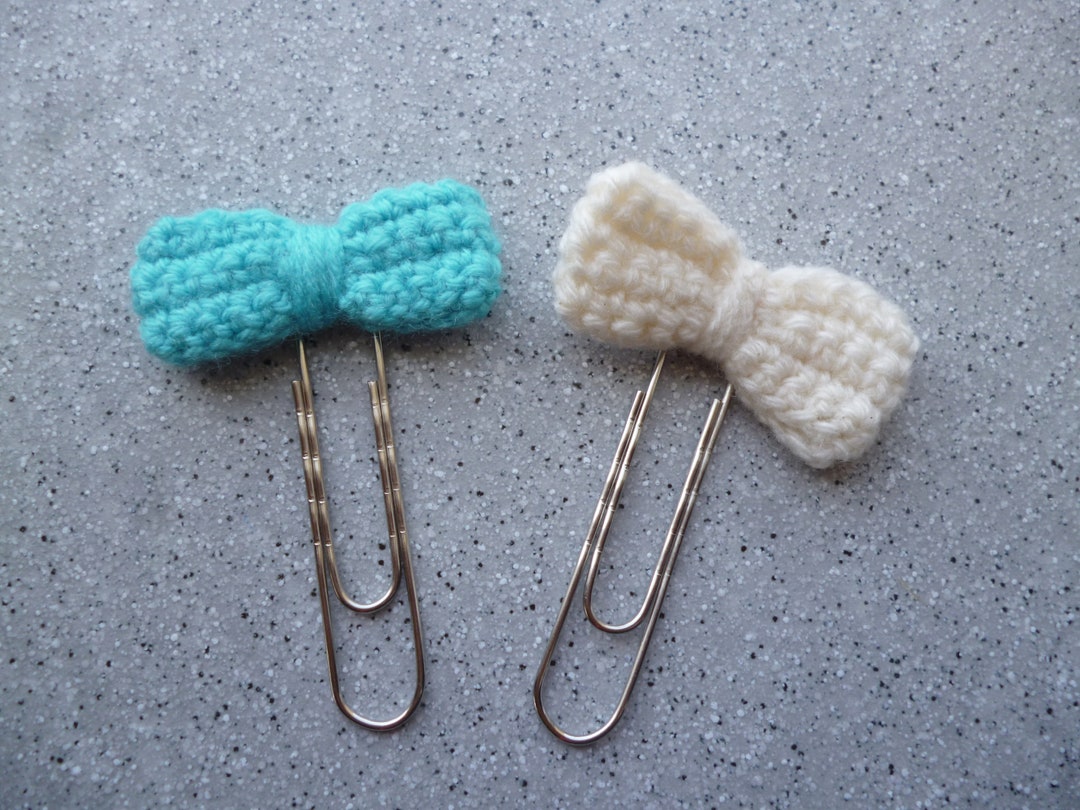 2 Marques pages trombones décorés d'un noeud réalisé au crochet ...