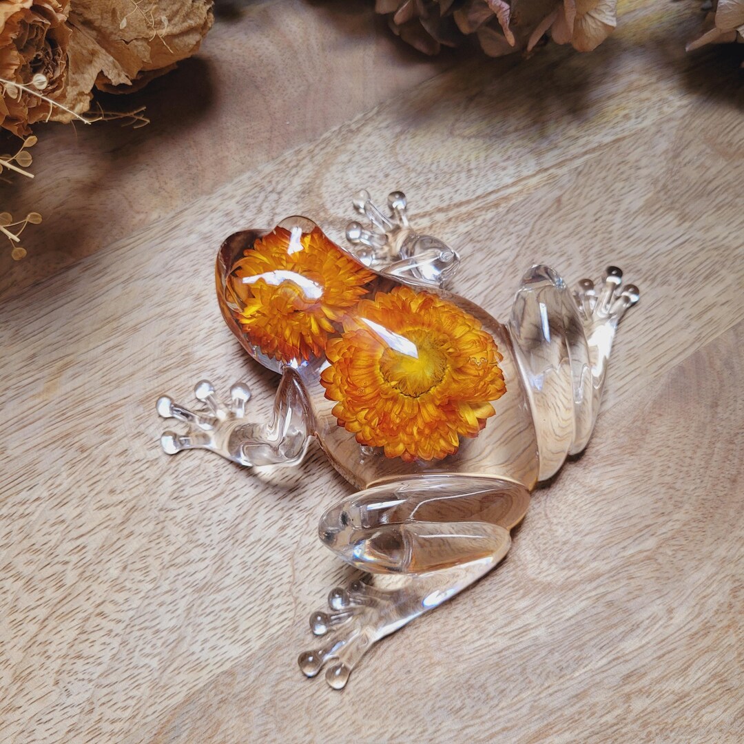 13 Cm Decorative Resin Frog With Dried Orange Immortelle Flowers – JOY ...