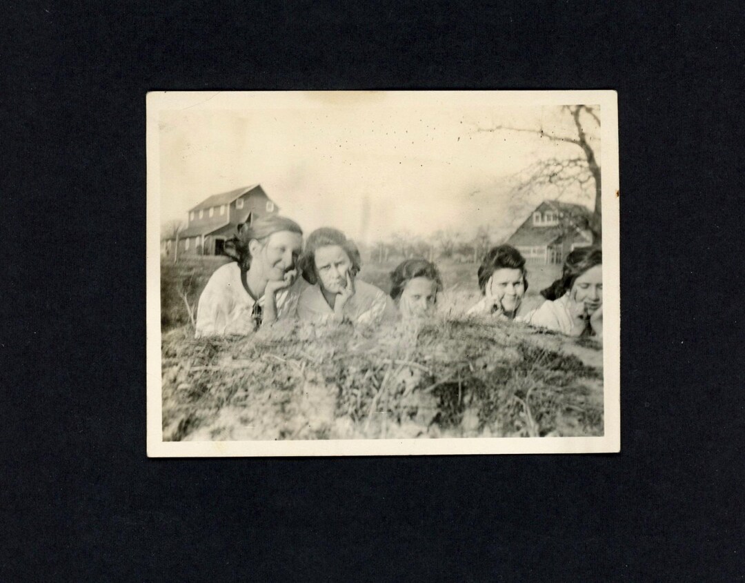 C1930s Snapshot Photo "ladies of the Land" Five Rural Ladies Lying on ...