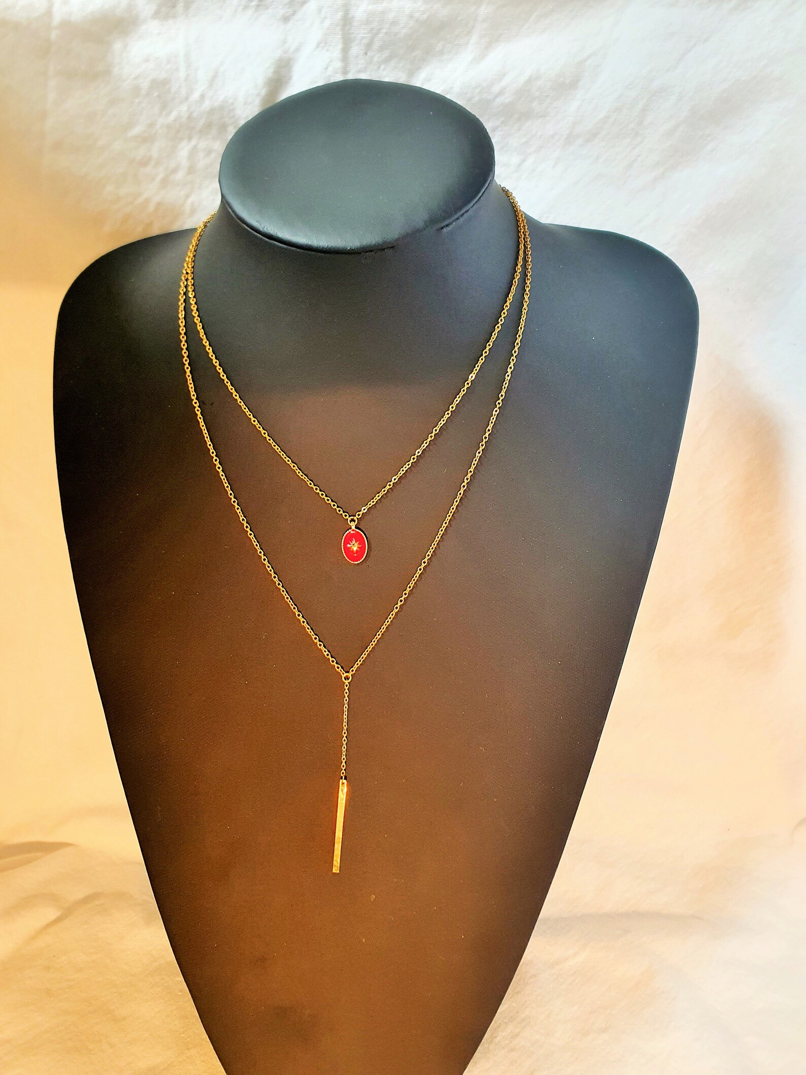 Collier double rang acier inoxydable et médaille émail rouge et or ...