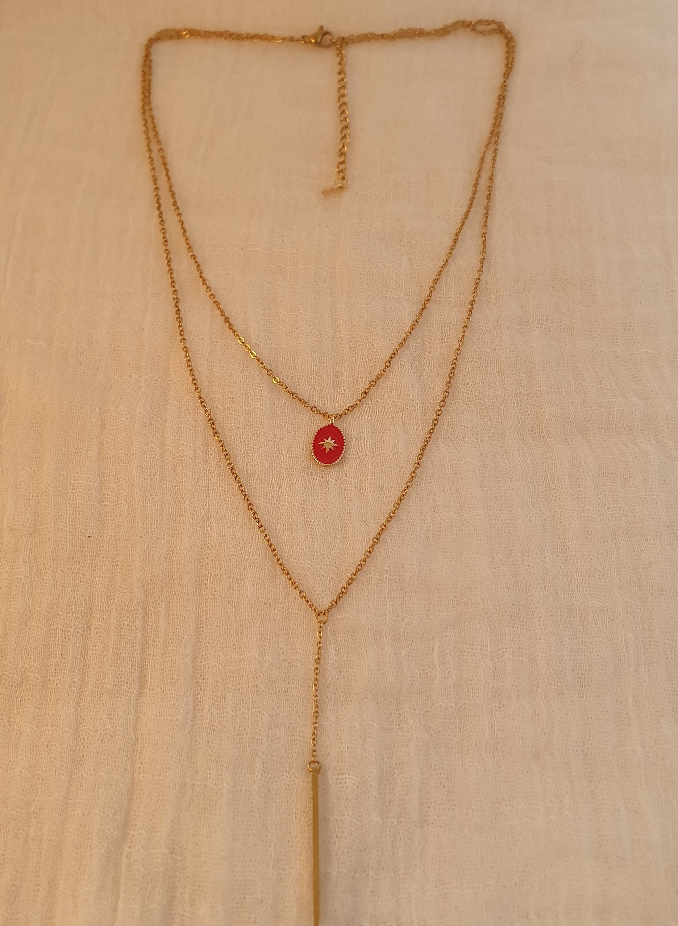 Collier double rang acier inoxydable et médaille émail rouge et or ...