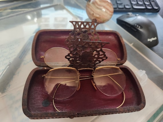 Antique Spectacles in leather spring loaded case - Gem