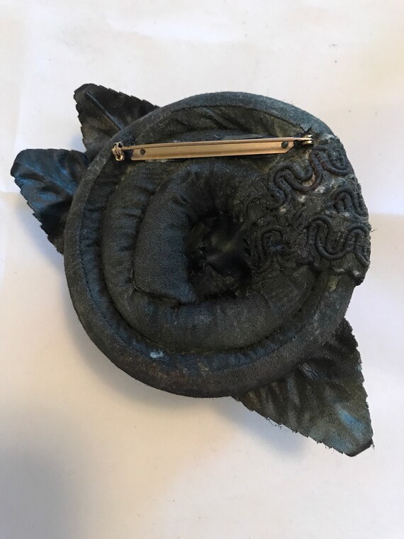 Brooches. Fabric and leather. - Gem