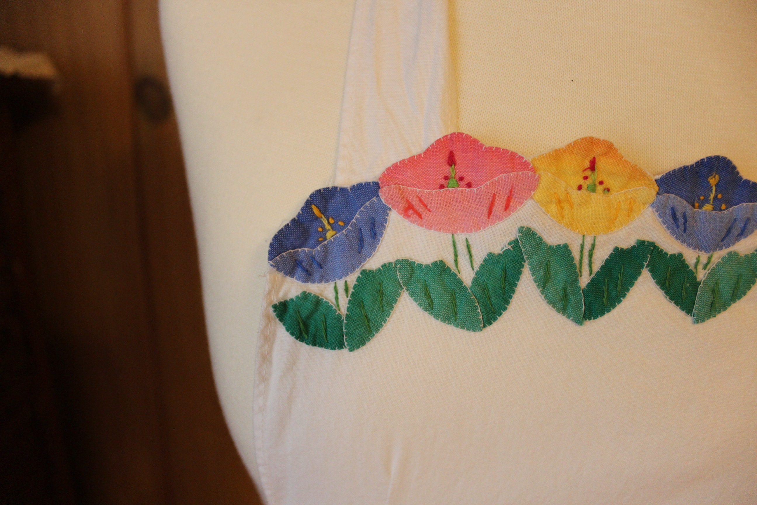 White Vintage Appliqued Apron With Floral Pattern and Pockets, Old ...