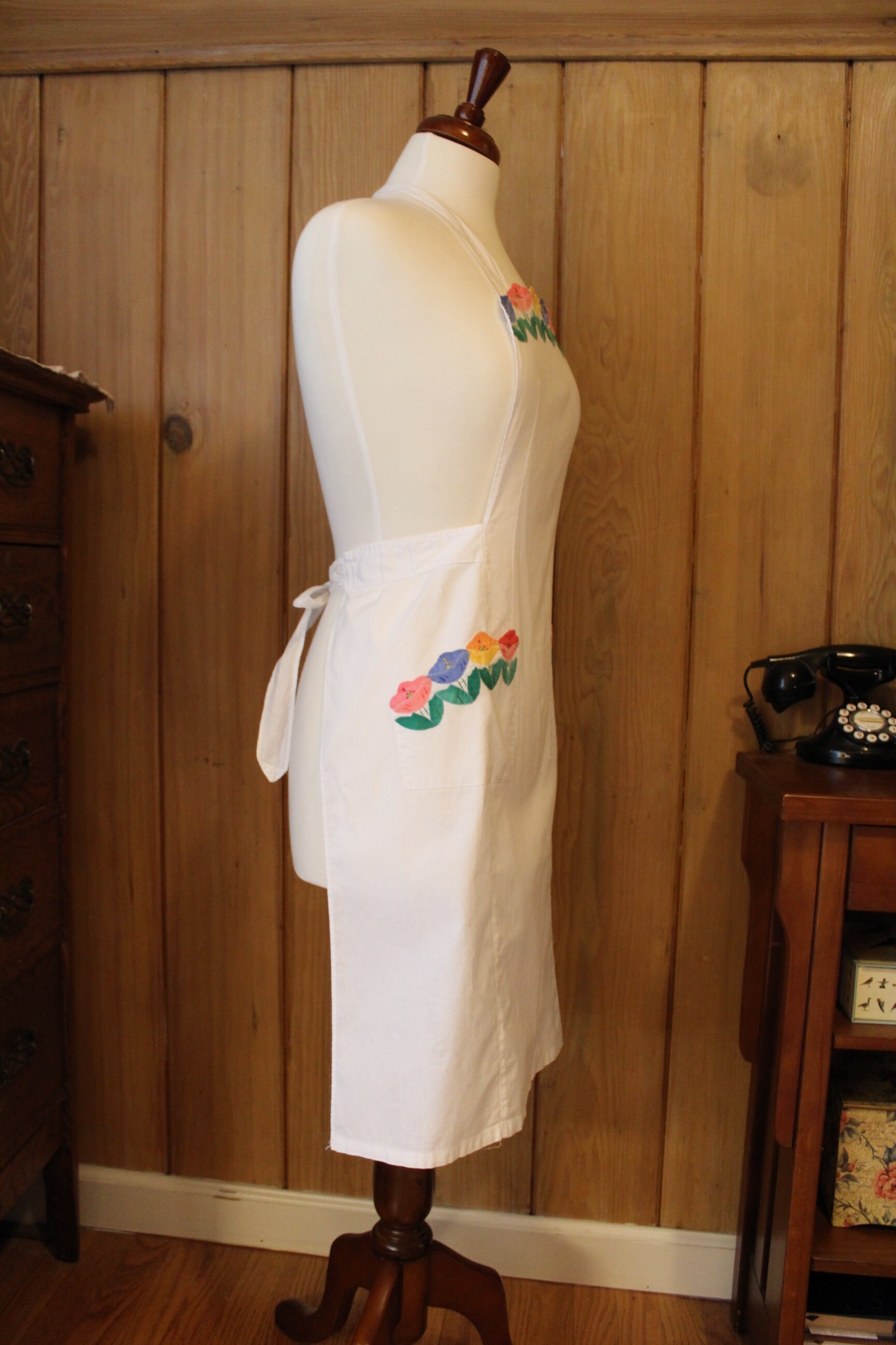 White Vintage Appliqued Apron With Floral Pattern and Pockets, Old ...