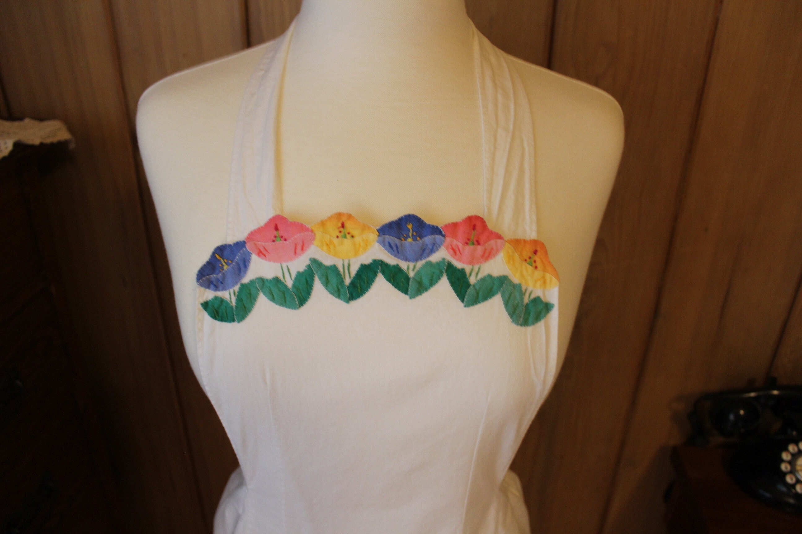 White Vintage Appliqued Apron With Floral Pattern and Pockets, Old ...