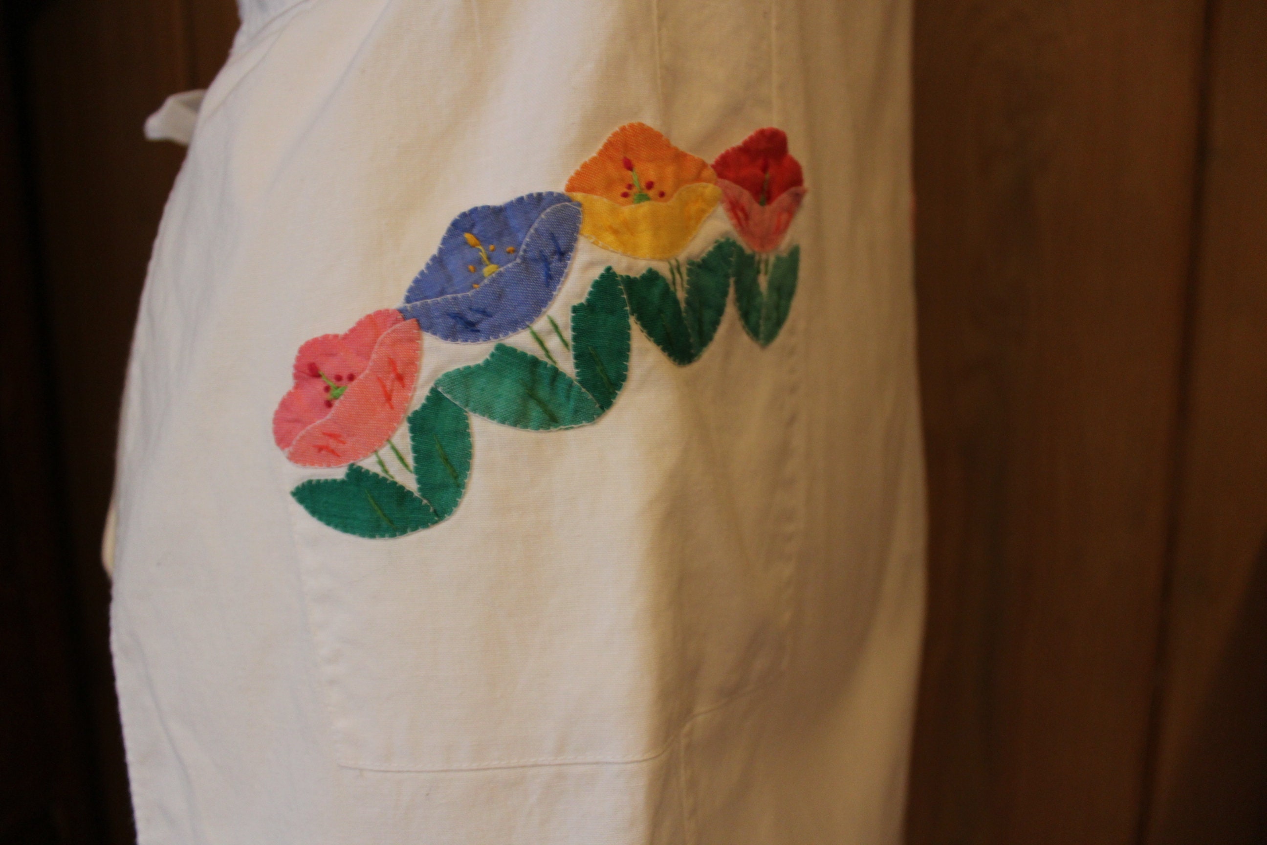 White Vintage Appliqued Apron With Floral Pattern and Pockets, Old ...