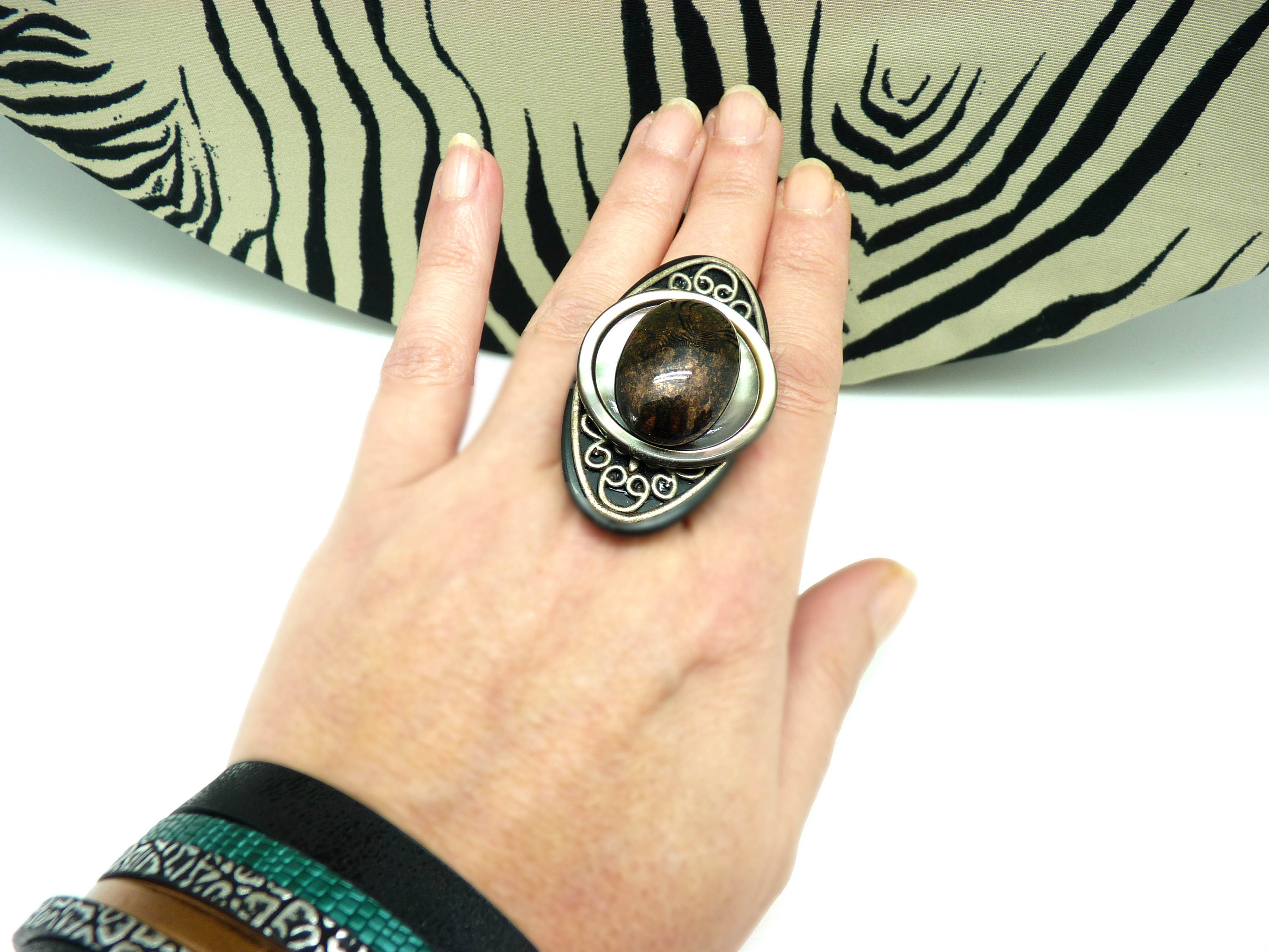 Grosse Bague longue ovale en résine noire filigrane argent nacre et ...