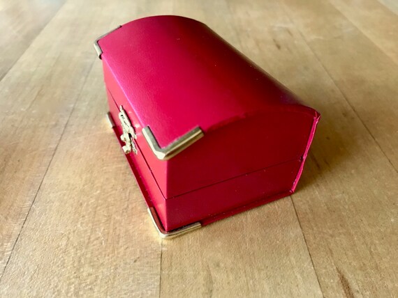 Red Treasure Chest Jewelry Presentation Box with Orig… - Gem