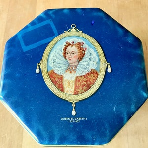 Vintage English Royalty Octagon Shaped Biscuit Tin by Carrs of Carlisle ...