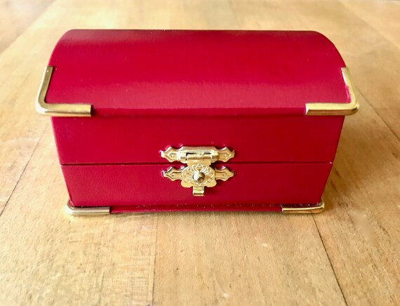 Red Treasure Chest Jewelry Presentation Box with Orig… - Gem