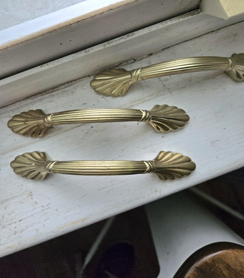 1 Vintage Brass Drawer Pull Light Gold - Ornate Scallop Shell Cabinet ...