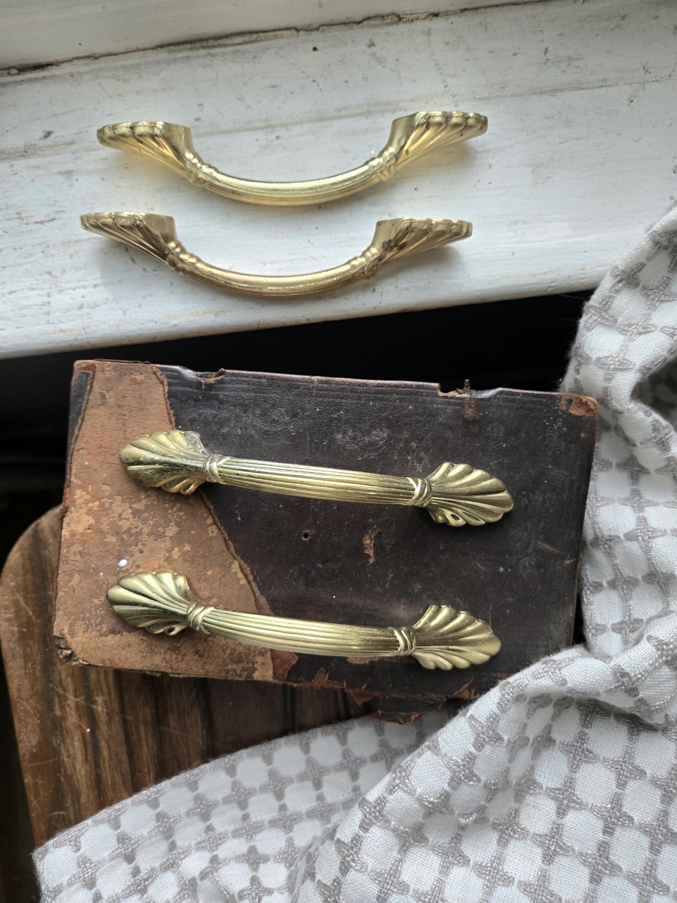 1 Vintage Brass Drawer Pull Light Gold - Ornate Scallop Shell Cabinet ...