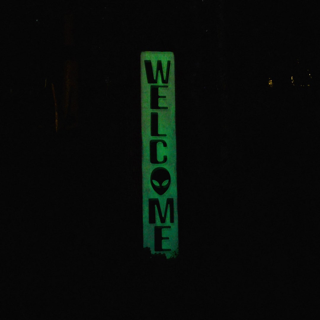 GLOW in the DARK ALIEN Farmhouse Welcome Sign 5 Foot Tall Farmhouse ...