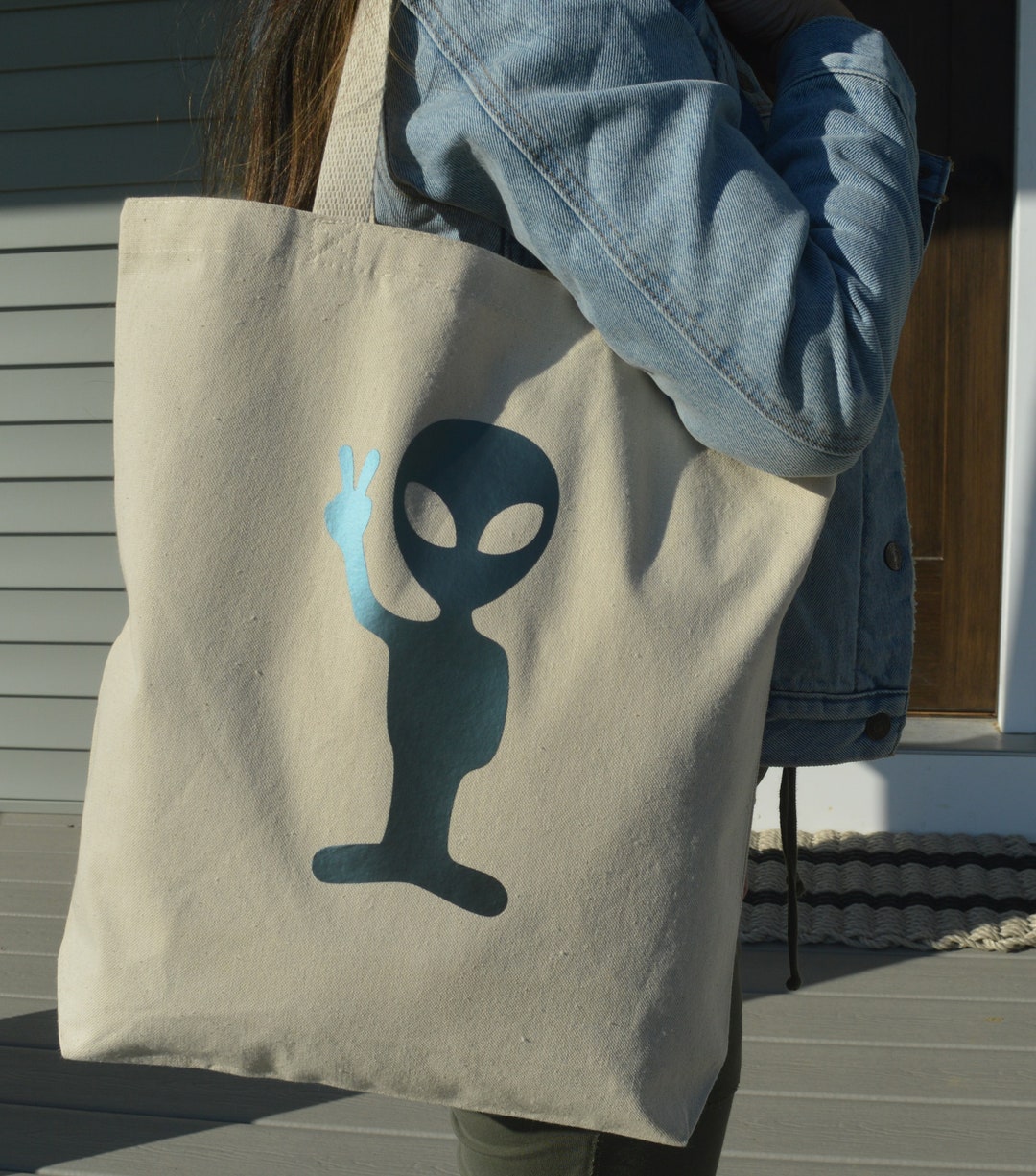 Cute ALIEN Tote Bag, Iridescent Green Extra-terrestrial Peace Alien ...