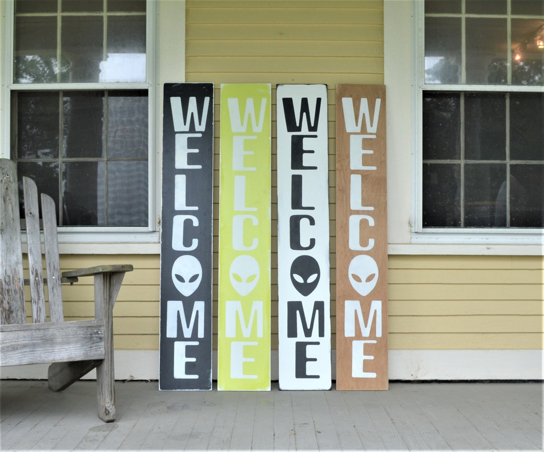 GLOW in the DARK ALIEN Farmhouse Welcome Sign, 5 Ft Tall Farmhouse ...