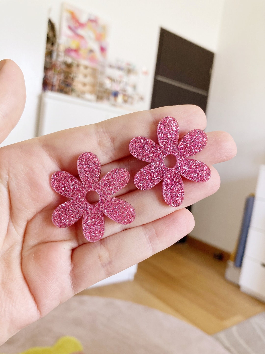 Originaler Acryl-Glitzer-Ohrring mit rosa Blumen - Etsy.de