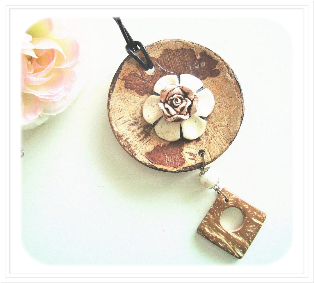 Pendant in Wood Horn and Coconut Floral Ballad - Etsy