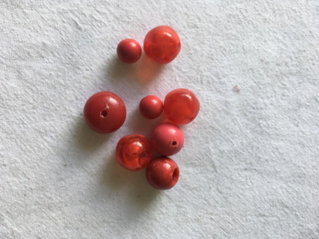 Un lot de perles en résine de couleur rouge. Perles de tailles et ...