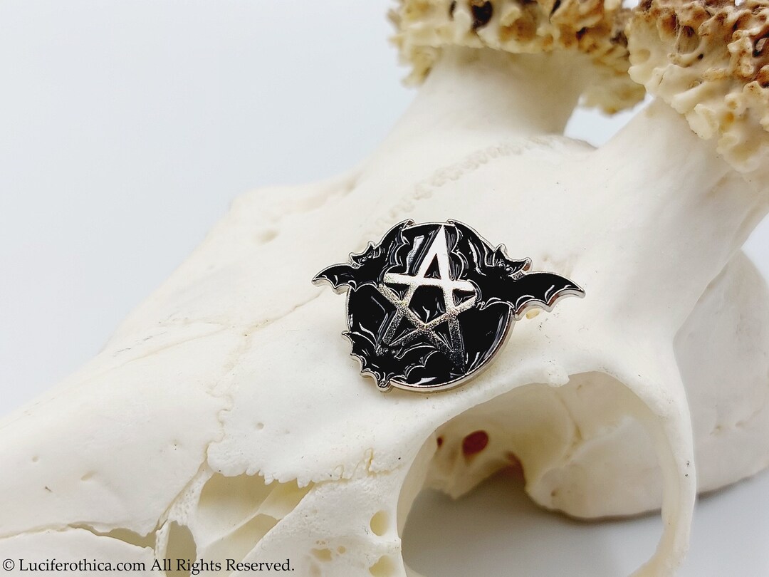 Bat Pentagram Pin - Gothic Witch Flying Vampire Bats Bat Cave Pentacle ...