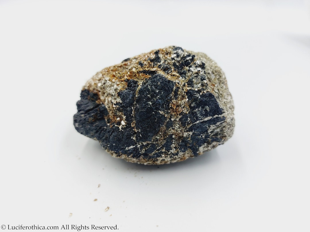 Tormalina nera grezza con cristalli di pirite - Pietre di cristalli ...