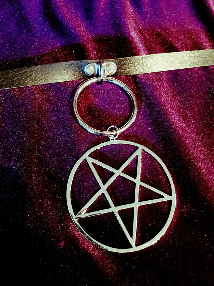 Big O-ring Inverted Pentagram Choker