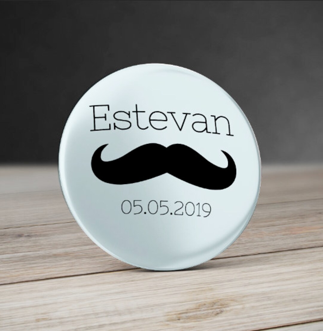 Badge Moustache personnalisé 58mm avec prénom et date, Badge, miroir ou ...