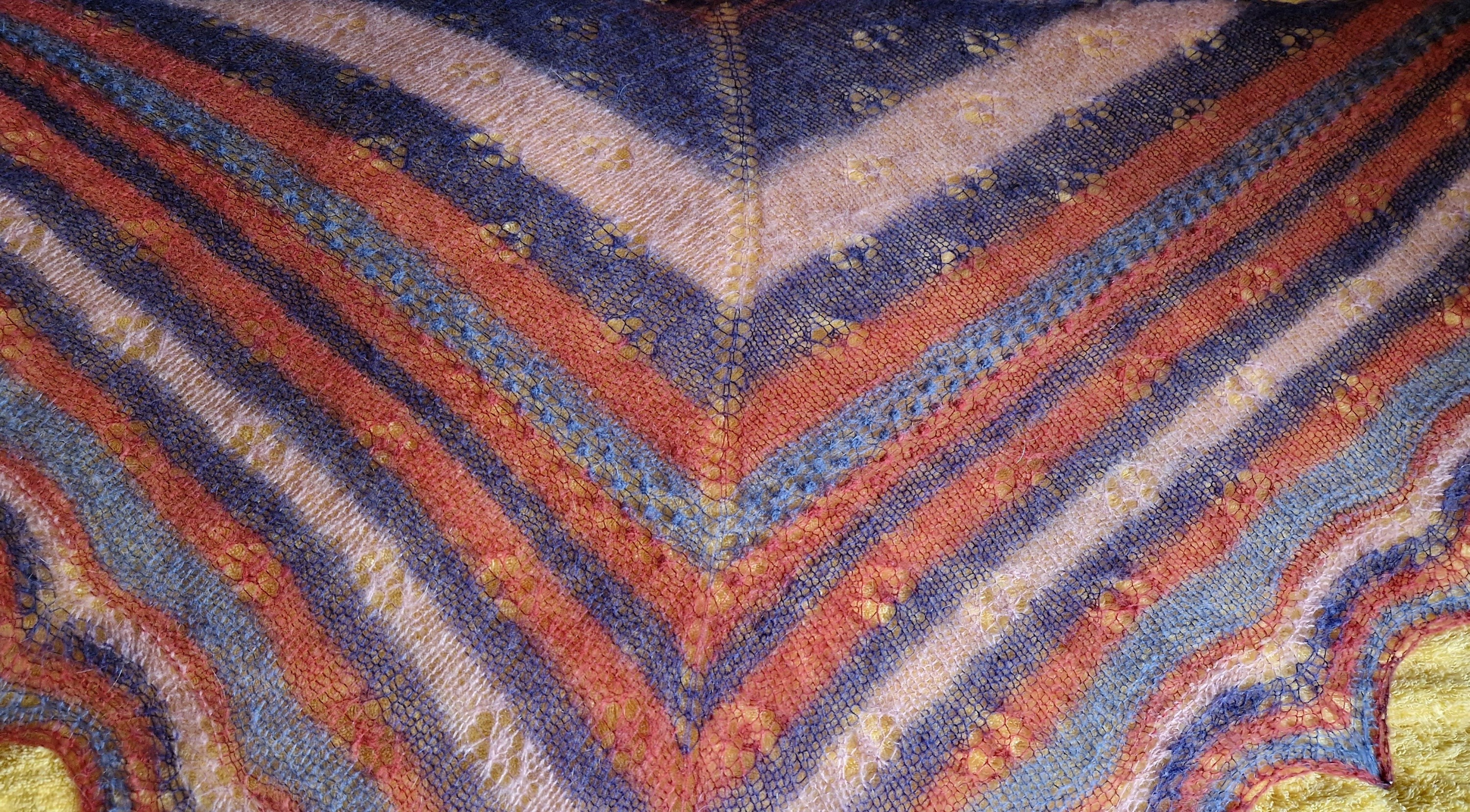 Châle, chèche tricoté main en mohair et acrylique de couleur brique ...