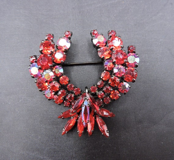 Red Siam Sherman Laurel Wreath Brooch Japan 1 7/8" Se… - Gem