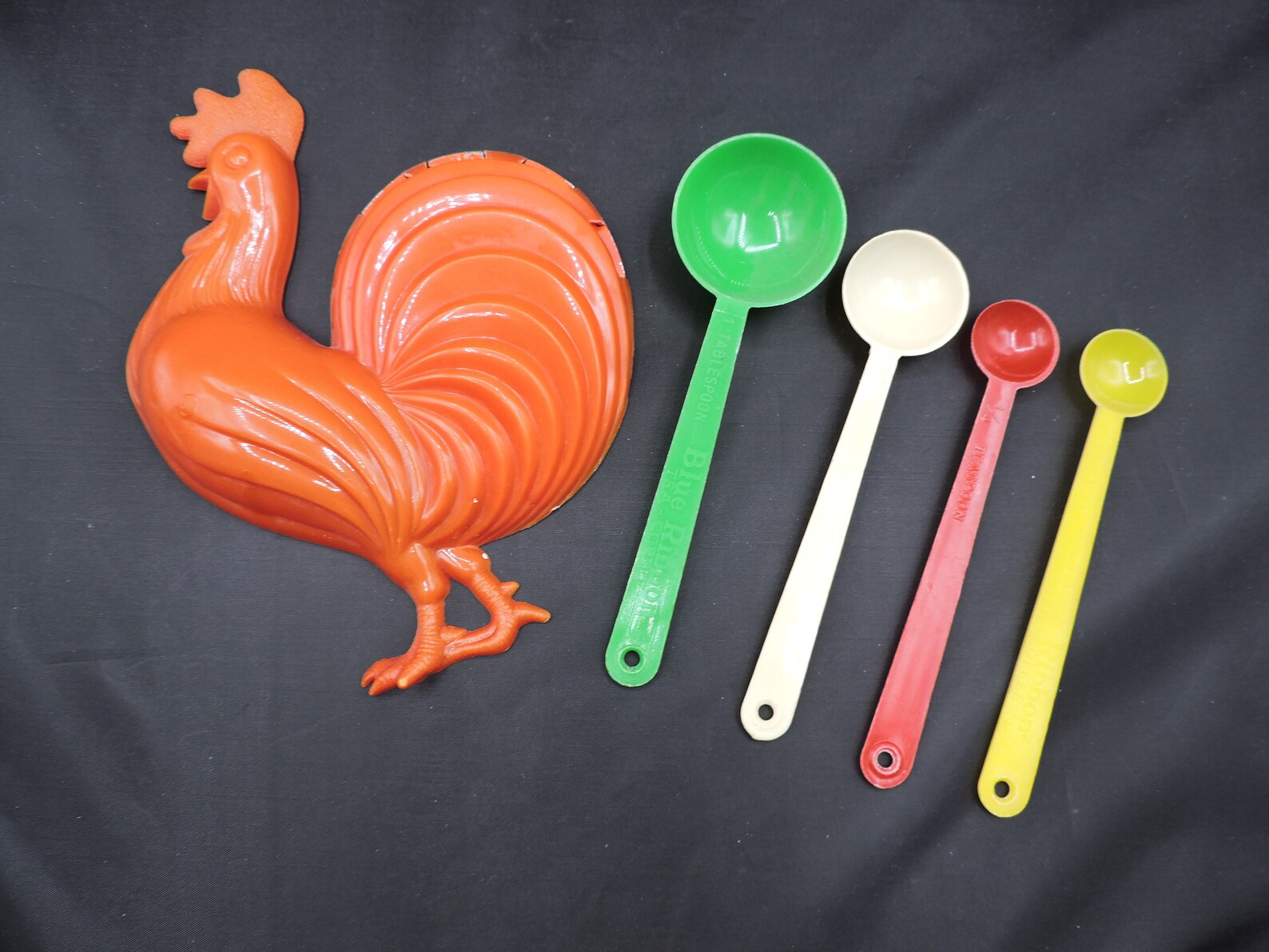 Red Rooster Measuring Spoons Blue Ribbon Kitchen Wall Hanger Vintage ...