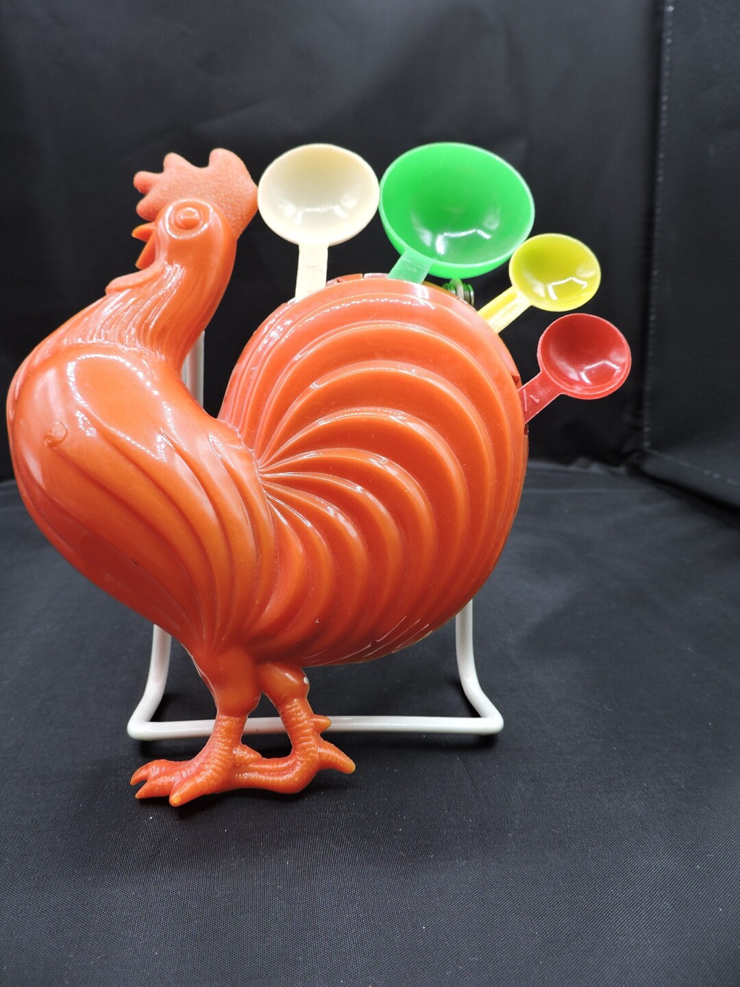 Red Rooster Measuring Spoons Blue Ribbon Kitchen Wall Hanger Vintage ...